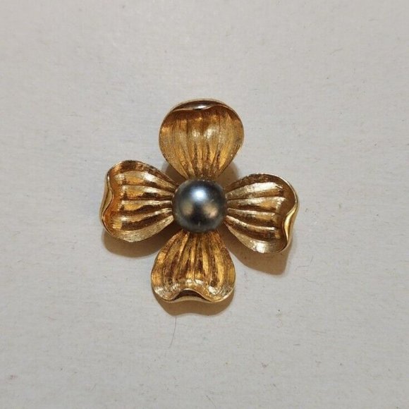Jewelry | Vintage Sarah Coventry Flower Brooch Gold Tone Dogwood ...